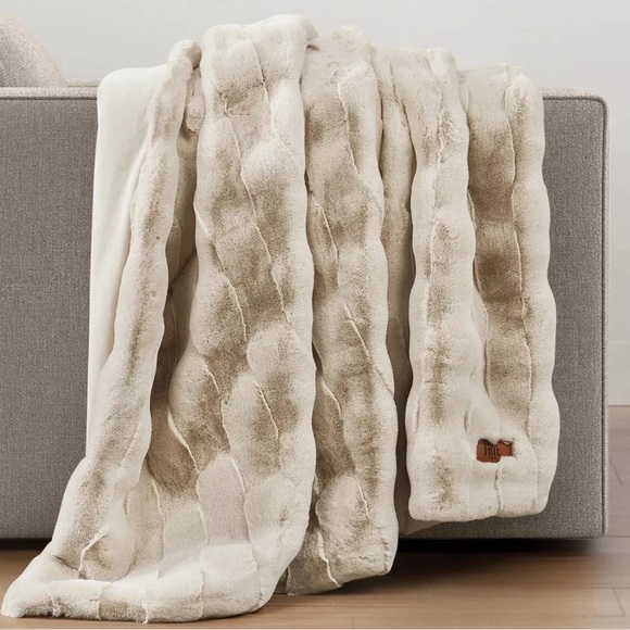 Frye | Bedding | Frye Luxe Faux Fur Throw 6 X 70 Rich Silky Soft Fur ...